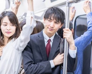 朝の通勤電車で席取り合戦が勃発、30分間の“座れる時間”にかける執念 - Ameba News [アメーバニュース]